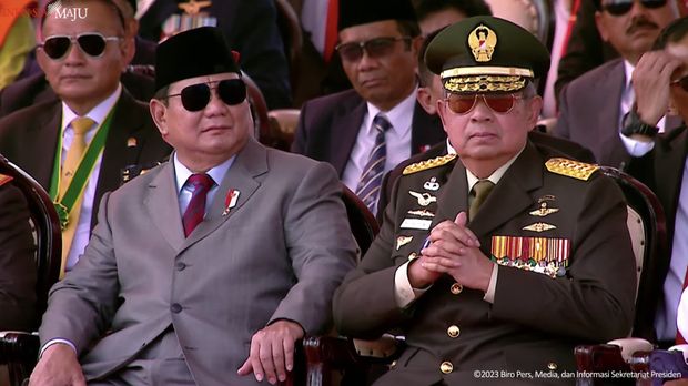 Hadiri HUT TNI, Ini Gaya SBY Full Seragam Saat Duduk di Samping Prabowo
