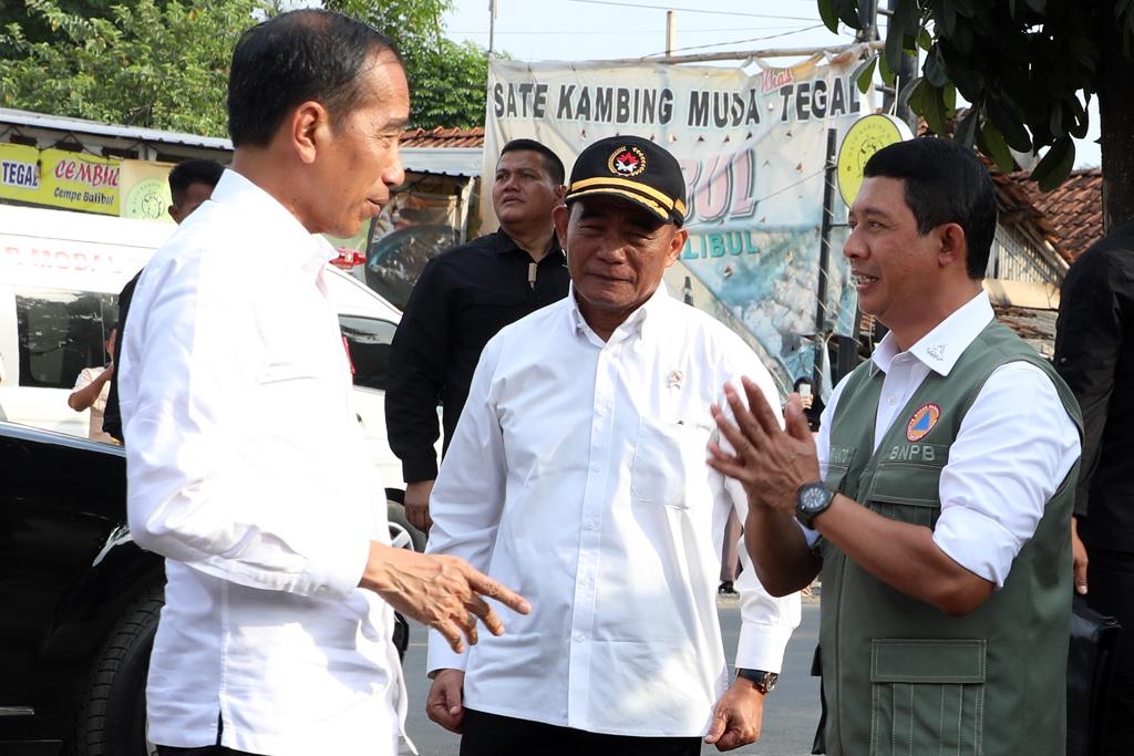 Kepala BNPB Dampingi Presiden RI Serahkan Bantuan Dana Stimulan Gagal Panen Akibat Banjir