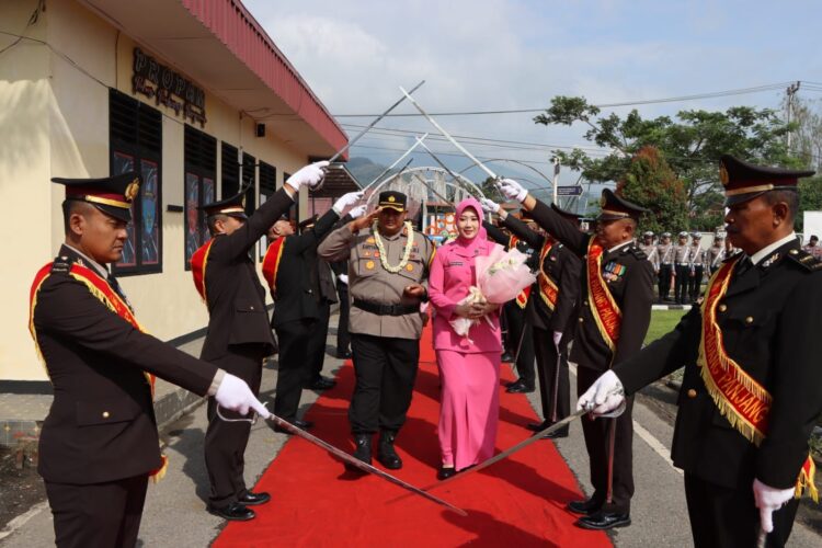 Welcome dan Farewell Iringi Parade Pisah Sambut Kapolres Padang Panjang