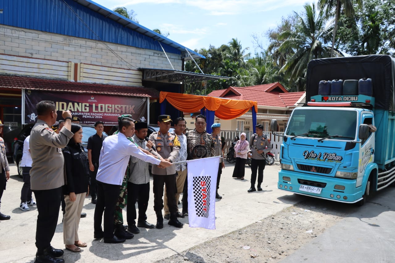 Kapolres Padang Pariaman dan Bawaslu Kawal Pelepasan Distribusi Logistik Pemilu 2024